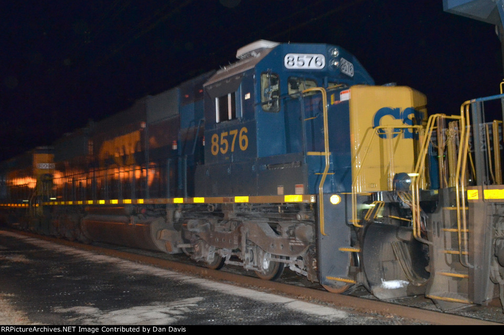 CSX SD50-2 8576 trails on Q409-03